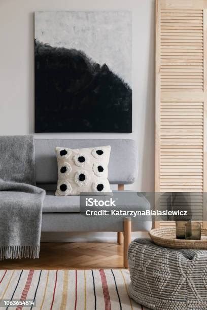 꽃무늬 방석과 담요 자연 거실 인테리어에 회색 긴의 자 위에 포스터 실제 사진 담요에 대한 스톡 사진 및 기타 이미지 담요 색상 묘사 아늑한 Istock