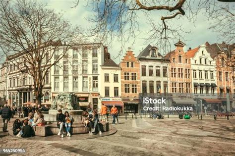 많은 사람들이 거리 야외 카페와 오래 된 건물의 역사적인 시 광장에서 휴식 브뤼셀 수도 지역에 대한 스톡 사진 및 기타 이미지 브뤼셀 수도 지역 오래된 Capital