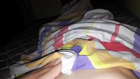 Hombre Se Despierta En La Mañana Y Se Masturba En Su Habitacion