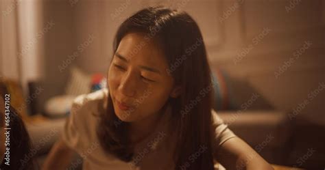 주말에 거실에서 함께 그림을 그리는 엄마와 딸 Stock Video Adobe Stock