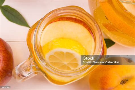 스파클링 화이트 복숭아 Sangria 사과 오렌지 및 백색 소박한 나무 배경에 레몬 시원한 과일 음료와 함께 조끼 상위 뷰 레몬에 대한 스톡 사진 및 기타 이미지 Istock