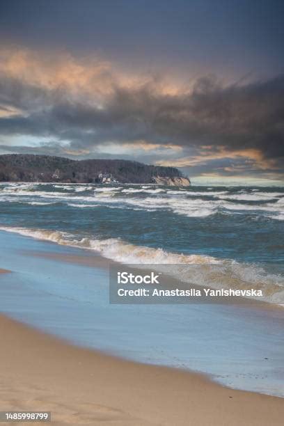 발트해 짙은 푸른 구름과 바다 또는 바다 수면은 폭풍 전에 거품 파도가 있고 극적인 바다 풍경 배경 일몰 추상적인 패턴 질감입니다 0명에 대한 스톡 사진 및 기타 이미지
