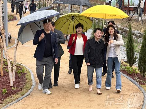 맨발로 흙길 걷는 안철수 의원 뉴스1