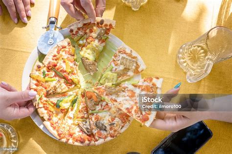 친구들과 공유 테이블에 Vegetarina 피자를 절단 이탈리아 음식과 함께 축하하는 자유 시간 이탈리아 음식에 대한 스톡 사진 및 기타 이미지 Istock