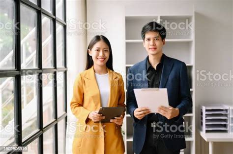 두 명의 아시아 비즈니스 여성과 남성이 사무실에서 태블릿 노트북 컴퓨터로 투자 프로젝트 작업 및 계획 전략에 대해 논의합니다 20 24세에 대한 스톡 사진 및 기타 이미지