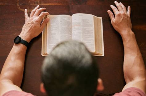 80 Hombre Mano Sobre Biblia Fotografías De Stock Fotos E Imágenes