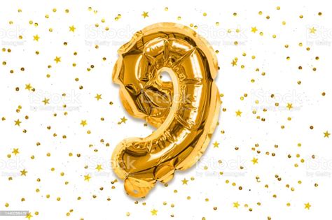 황금 호일로 만든 풍선의 수 스팽글이있는 흰색 배경에 숫자 9 비문이있는 생일 인사말 카드 9 숫자 숫자 축하 이벤트 템플릿 0명에 대한 스톡 사진 및 기타 이미지 Istock