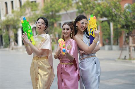 สงกรานต์เทรนด์ใหม่ ใส่ชุดไทยเล่นน้ำ ชาวต่างชาติแห่ถ่ายรูปเพียบบบ Ladyissue เว็บรีวิว