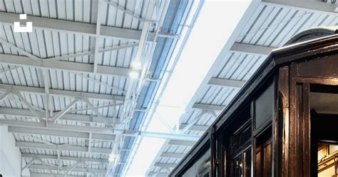 기차가 기차역에 주차되어 있습니다 사진 Unsplash의 무료 나고야 이미지