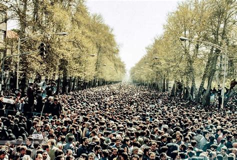 همشهری آنلاین عکس‌های منتشر نشده از مراسم تشییع پیکر سید احمد خمینی