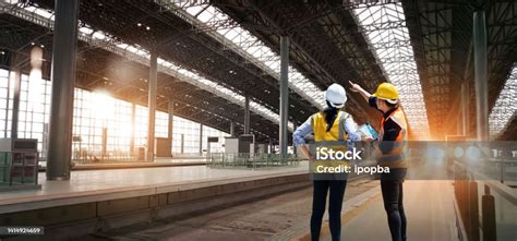 엔지니어 기술자 팀 점검 및 소프트웨어 및 청사진 설계 및 계획 건설 팀워크로 기차역 건설 프로젝트의 미완성 분석 엔지니어에