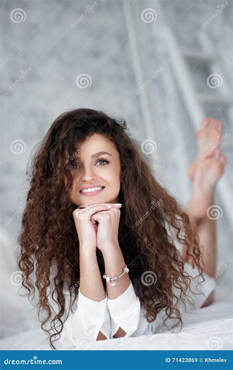 Portret Van Mooi Meisje Met Krullend Haar Op Het Bed Stock Afbeelding Image Of Levensstijl