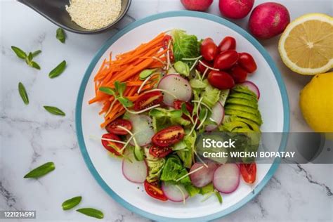 건강한 비건 그릇 아보카도 토마토 붉은 무 당근 해바라기 묘목 후추 레몬 야채 샐러드 맨 위 보기 비건 음식 깨끗한 식사 다이어트 0명에 대한 스톡 사진 및 기타 이미지