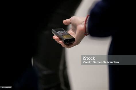 기자와 카메라 맨 마이크와 레코더 스마트폰 응용 프로그램 인터뷰 사업가 정치인 기업 비즈니스에 대한 스톡 사진 및 기타 이미지 기업 비즈니스 기자 회견 남자 Istock