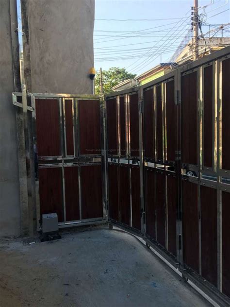 ประตูโครงสแตนเลสสลับอลูมิเนียมลายไม้ บานเลื่อนโค้ง