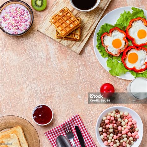 시리얼 계란 후라이 크루아상 과일 및 음료가 질감이 있는 테이블 카피 공간으로 구성된 유럽식 조식 크루아상 딸기 시리얼 잼 접시 맨 위 보기 0명에 대한 스톡 사진 및 기타