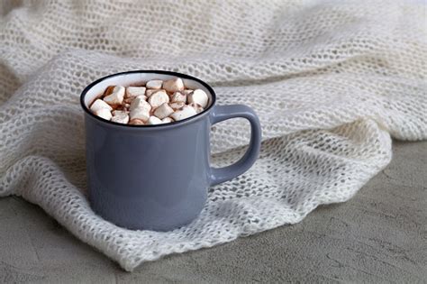 겨울과 가을 뜨거운 음료 마시멜로와 회색 배경에 니트 흰색 격자 무늬와 뜨거운 코코아 또는 초콜릿의 회색 컵 복사 공간 겨울 장식 0명에 대한 스톡 사진 및 기타 이미지