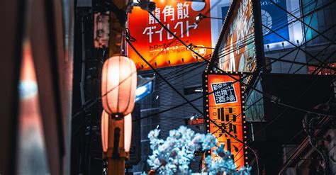 Kpop 가로 사진 가로등 간판 강철 거리 거리 풍경 거리의 분위기 건축 고층 건물 골목 관광 광고 교통 금속 금융 낮은 각도보기 네온