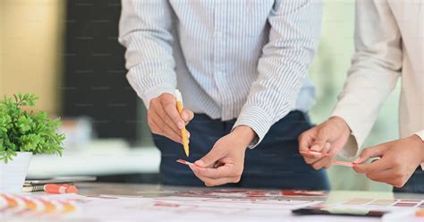 Ux Ui 크리에이티브 팀이 업무용 책상에서 계획브레인스토밍을 하는 동안 찍은 사진입니다 사진 Unsplash의 태국 이미지