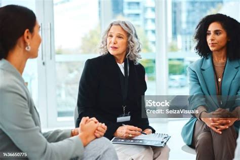 코칭 팀 및 비즈니스 여성은 사무실에서 회의에서 토론 브레인 스토밍 및 대화를 나눕니다 조언 지도 및 젊은이들을 가르치고 직장에서 일하는 노인 여성 부축하기에 대한 스톡
