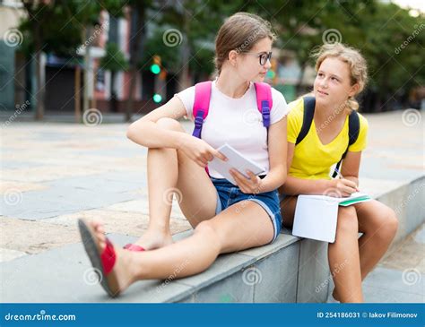 Adolescentes Intelligentes Faisant Leurs Devoirs Dans Le Parc De La