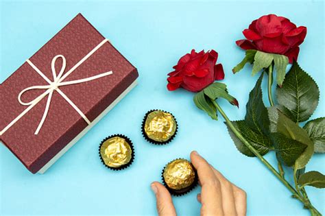 빨간 장미 꽃과 황금 프리미엄 초콜릿 과자의 초콜릿 선물 또는 선물 상자를 들고 여자 손 해피 발렌타인 의 개념 초콜릿에 대한 스톡 사진 및 기타 이미지 Istock