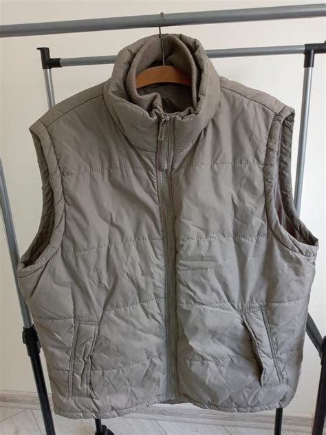 Желет — ціна 300 грн у каталозі Жилетки Купити чоловічі речі за доступною ціною на Шафі