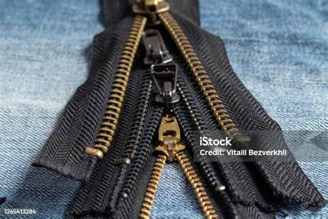 블루 우드 백그라운드에서 수제 바느질 테일러링 레더크래프트를 위한 슬라이더 패턴이 있는 블랙 메탈 황동 지퍼 스트라이프를 많이