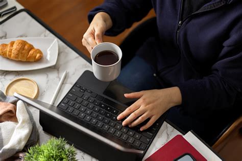 디지털 태블릿 컴퓨터에서 작업하는 동안 커피를 마시는 사업가 마시기에 대한 스톡 사진 및 기타 이미지 마시기 사람들 카페 Istock