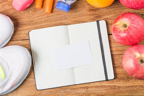 피트 니스 건강 하 고 활동적인 라이프 스타일 개념 물 병 아령 스포츠 신발 헤드폰와 사과 나무 배경에 스마트폰 텍스트에 대 한 공간을 복사 합니다 상위 뷰 건강한 생활