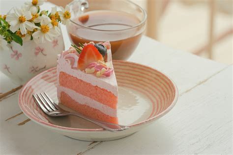 화이트 초콜릿 딸기 요구르트 케이크 장식 신선한 과일과 초콜릿 청크 창 근처 나무 테이블에 맛있고 달콤한 핑크 케이크 발렌타인 또는 생일 수 제 베이커리 개념입니다 거품