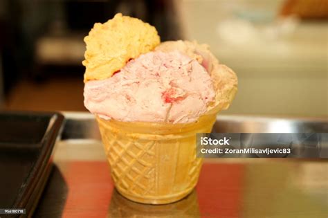 아이스크림 와플 컵에 빵이 게 배경에 고립 된 와플 콘에 딸기와 레몬 아이스크림 특 종 달콤한 여름 여름 새로 고침 봄 가 게의 과자 디저트 0명에 대한 스톡 사진 및 기타