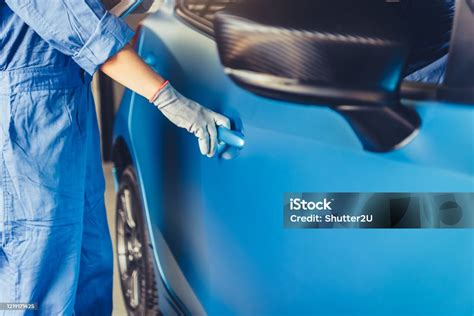 자동차 정비사 자동차 수리 점 차고에서 고객 클레임 주문에 대 한 유지 보수 차량 확인에 측면 문을 열고 내부 수리 서비스 사람 직업 사업 작업 자동차 기술자 산업 Car