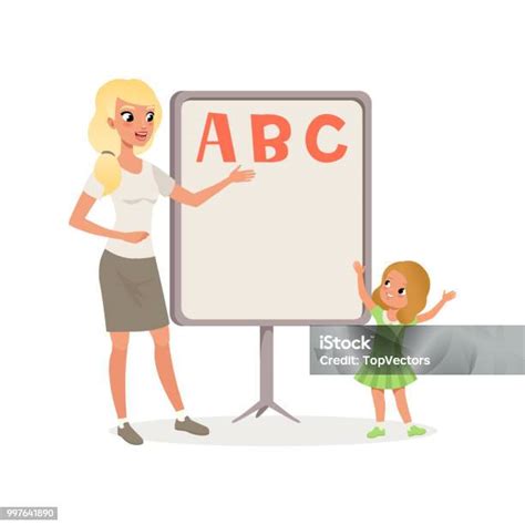 소녀와 선생님 Abc 문자로 칠판 옆에 서 있는 작은 행복 한 정보를 아이 학습 알파벳 유치원에서 교훈입니다 평면 벡터 디자인