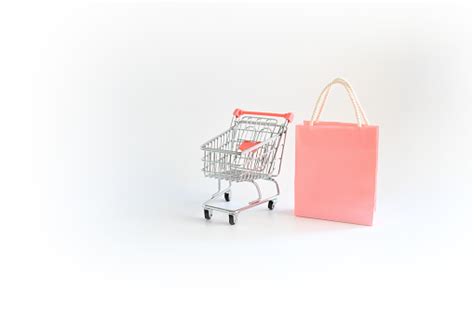 흰색 배경에 작은 미니 카트와 분홍색 종이 봉투와 텍스트 공간이 있습니다 온라인 쇼핑 과 부이스니스 컨셉 가방에 대한 스톡 사진 및 기타 이미지 Istock