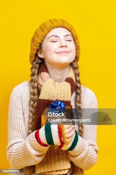 측면에 포장 된 선물 상자의 배치와 함께 빨간 선물 상자를 들고 백인 여성의 손의 클로즈업 12월에 대한 스톡 사진 및 기타 이미지 Istock