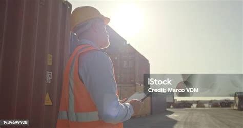 물류 컨테이너 및 태블릿은 배송 화물 및 공급망 산업을위한 선적 창고에 사람이 있습니다 경제 글로벌 전자 상거래 및화물 수출