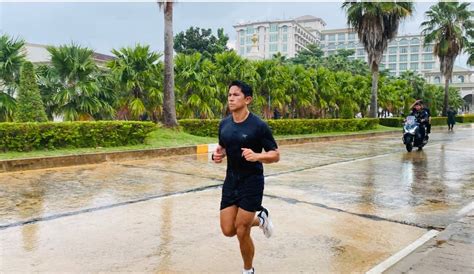 ព្រះរាជបុត្រារបស់ព្រះមហាក្សត្រព្រុយណេ រត់ហាត់ប្រាណទាំង កណ្តាលភ្លៀង ពេលគង់ ស្នាក់នៅ កម្ពុជា Koh