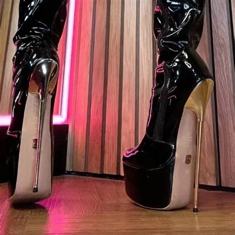 꽉 조이는 갱뱅을 즐기는 Gilf xHamster