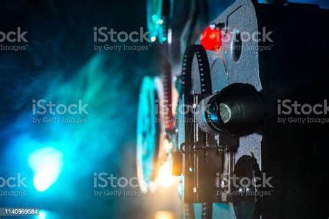 안개와 빛 어두운 배경에 오래 된 빈티지 영화 프로젝터 영화 제작의 개념입니다 0명에 대한 스톡 사진 및 기타 이미지 0명 World Championship