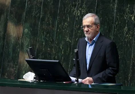 عکس یادگاری مسعود پزشکیان با همکاران قدیمی در مجلس عکس