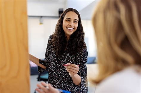 스타트업에서 동료와 아이디어 보드를 통해 논의 하는 여성 기업가 동료에 대한 스톡 사진 및 기타 이미지 동료 클로즈업 다민족 그룹 Istock