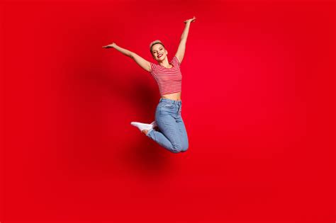 전체 길이 사진 너무 기뻐 소녀 입고 세련 된 줄무늬 옷 손을 들다 성공을 축하하다 좋은 분위기 붉은 색 배경에 고립 T 셔츠에 대한 스톡 사진 및 기타 이미지 Istock