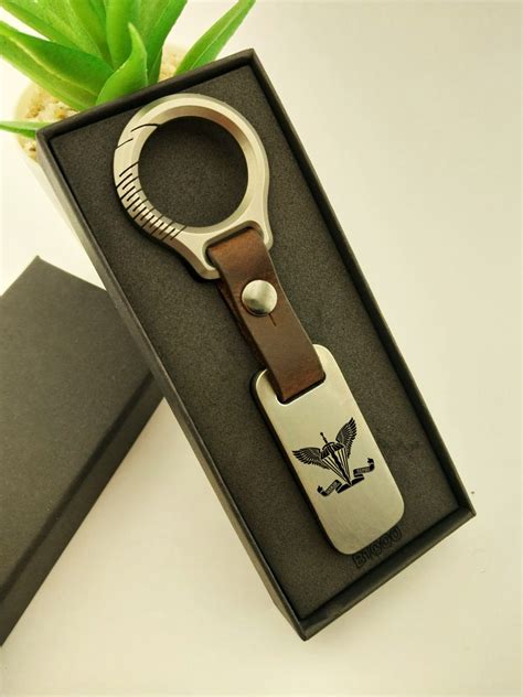 Брелок на ключи из титана и натуральной кожи на подарок мужчине с индивидуальной гравировкой