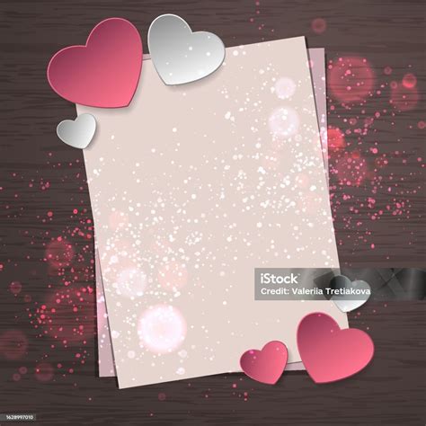 종이 시트와 분홍색과 은색 종이 하트와 나무 배경 개념에 있는 보케의 상단 보기 텍스트를 위한 빈 공간입니다 휴일 디자인 장식