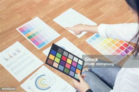 캐주얼 셔츠에 사무실에서 사업가입니다 그래픽 디자이너에 대 한 문서 색 서식 파일을 확인 하 고 발행물에 맞게 샘플을 선택 하십시오 개발에 대한 스톡 사진 및 기타 이미지