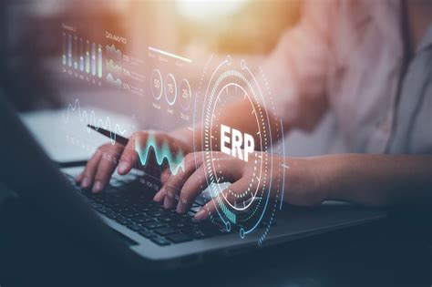 Erp를 위한 문서 관리 기능이 있는 노트북을 사용하는 비즈니스 사람들 전사적 자원 계획 개념 사업 자원 계획을 위한 전사적 자원 관리 Erp 소프트웨어 시스템이