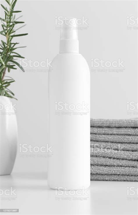 흰색 화장품 스프레이 병 모형 수건과 흰색 테이블에 로즈마리 공란에 대한 스톡 사진 및 기타 이미지 공란 깨끗한 꽃병 Istock