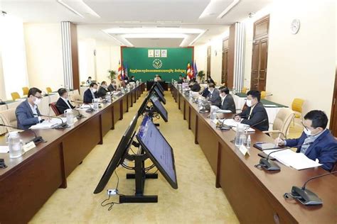 លោកអគ្គបណ្ឌិតសភាចារ្យ អូន ព័ន្ធមុនីរ័ត្ន ដឹកនាំកិច្ចប្រជុំ គ ស ហ ដើម្បីពិនិត្យ និងពិភាក្សាលើ