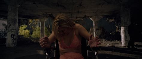 Naked Maika Monroe In It Follows